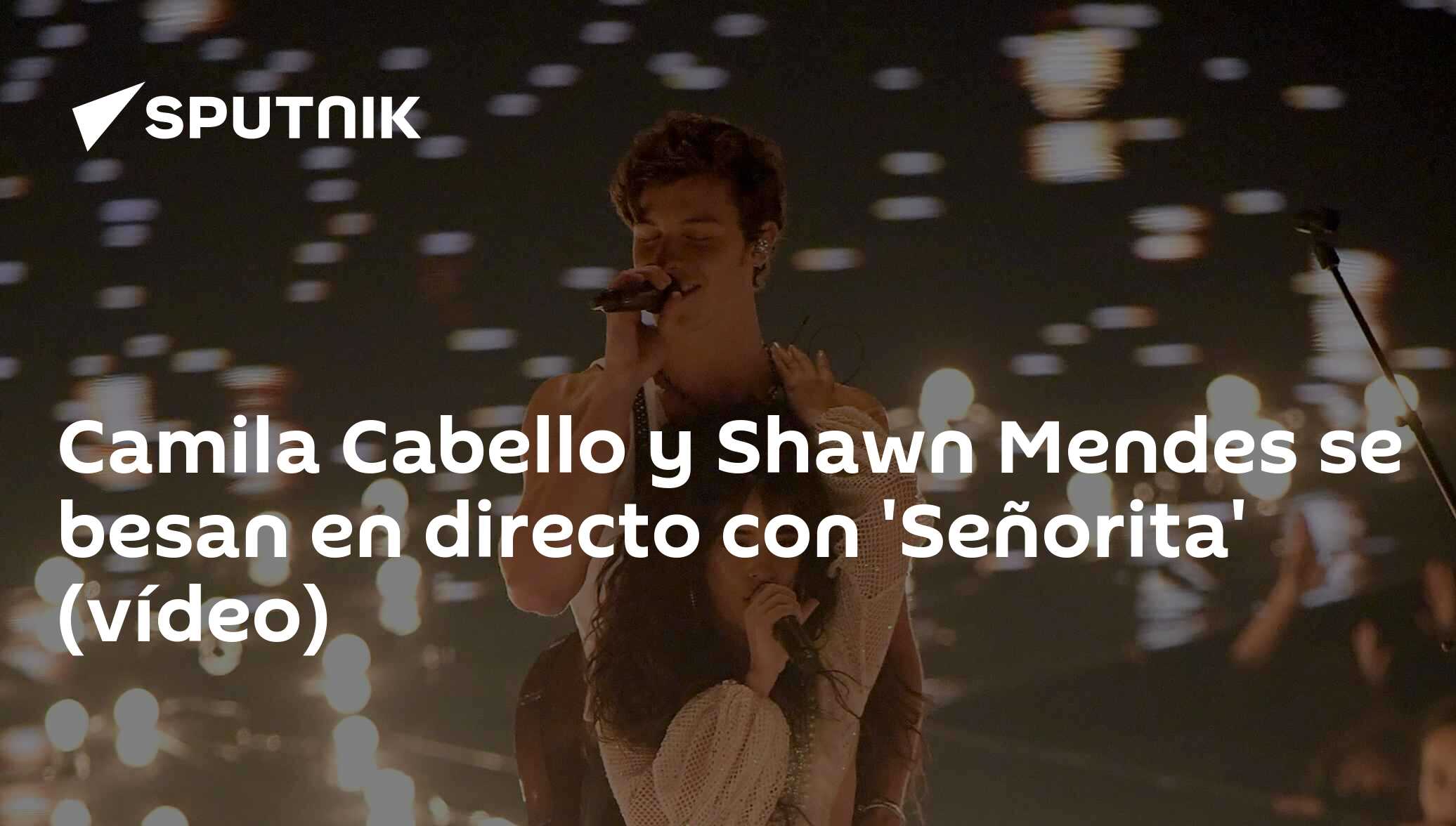 Camila Cabello y Shawn Mendes se besan en directo con 'Señorita' (vídeo) - 12.09.2019, Sputnik Mundo