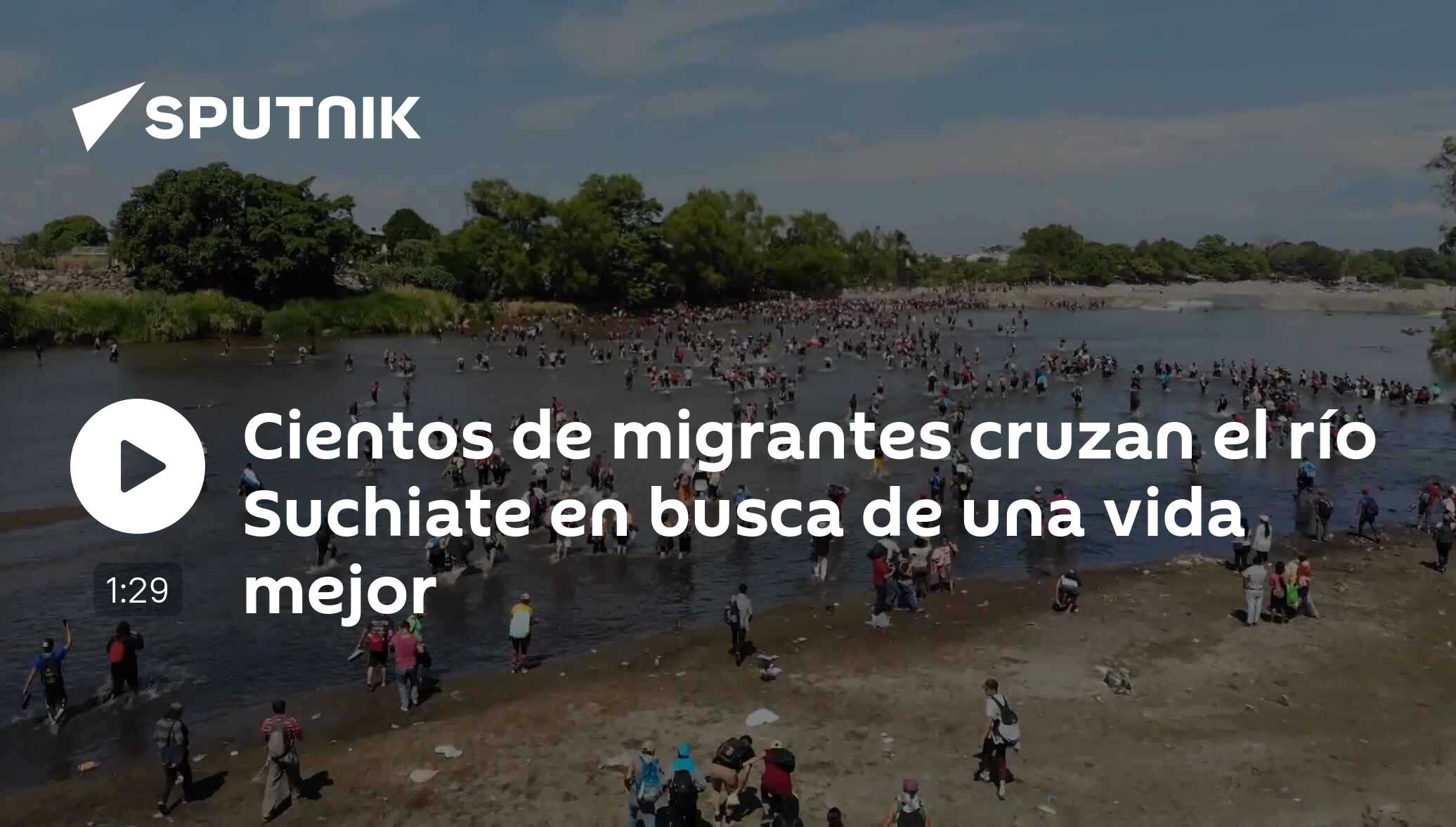 Cientos de migrantes cruzan el río Suchiate en busca de una vida mejor ...