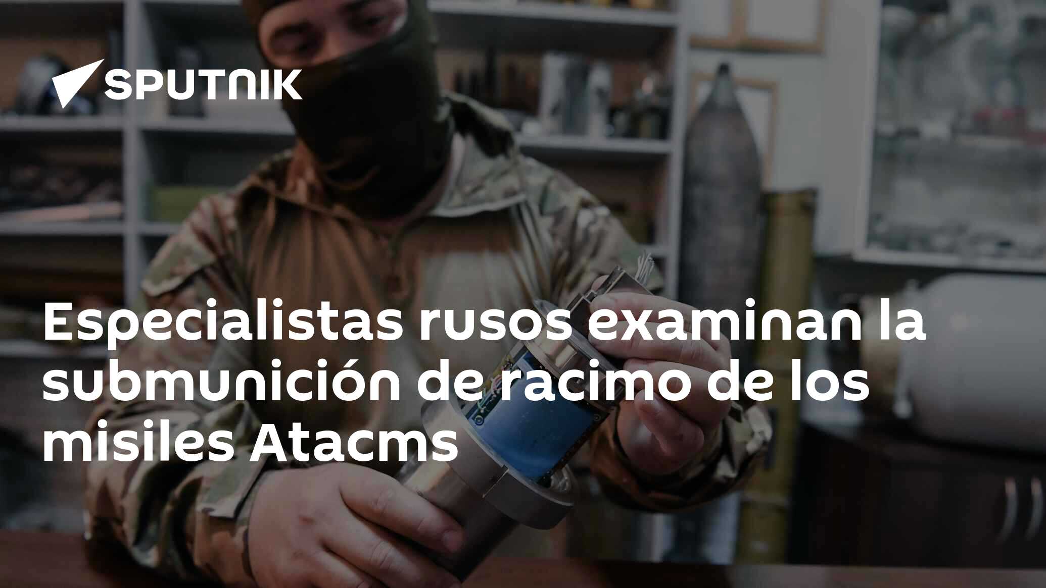Especialistas rusos examinan la submunición de racimo de los misiles ...