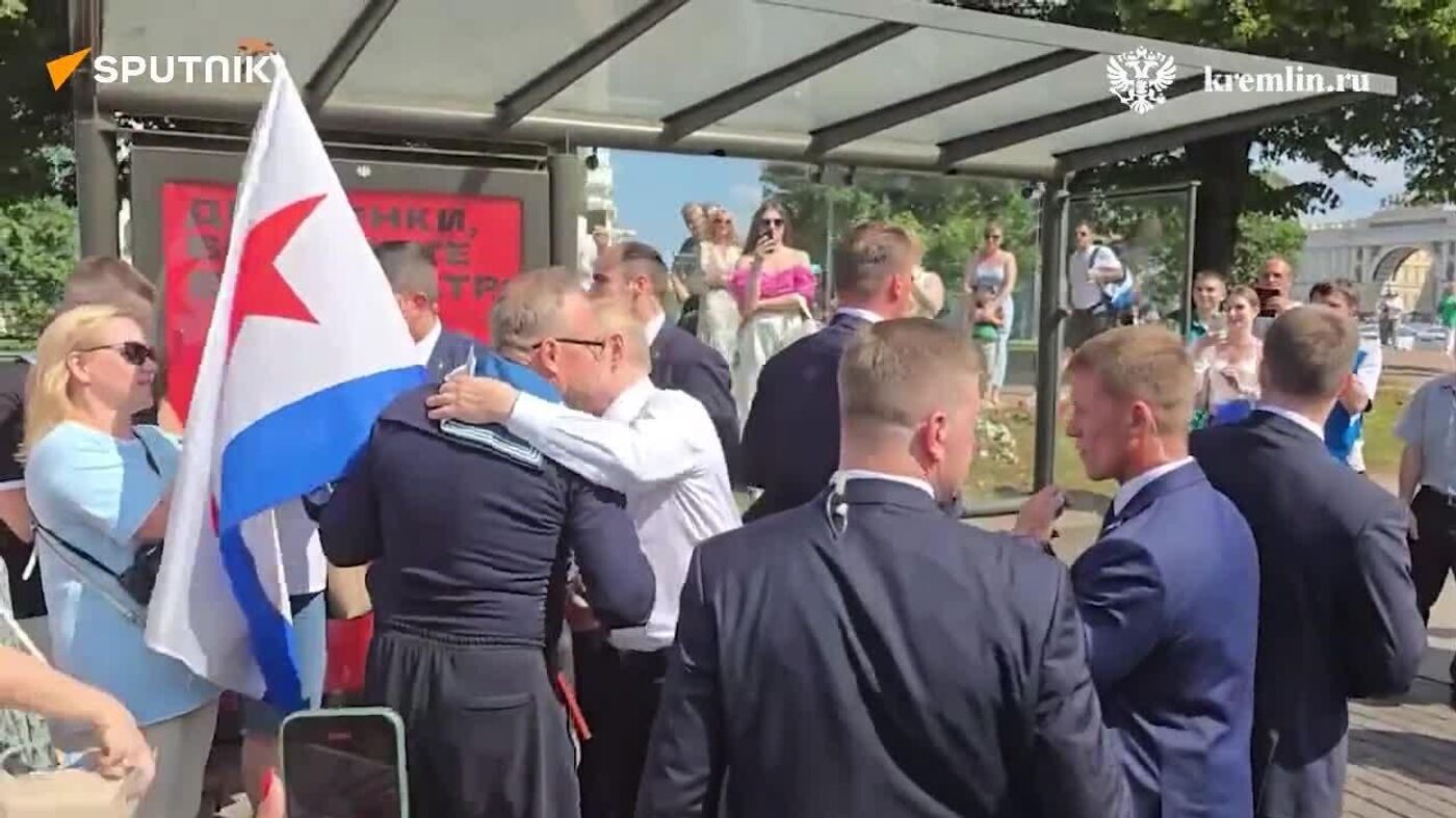 Los residentes de San Petersburgo reciben emotivamente a Putin - 27.07. ...