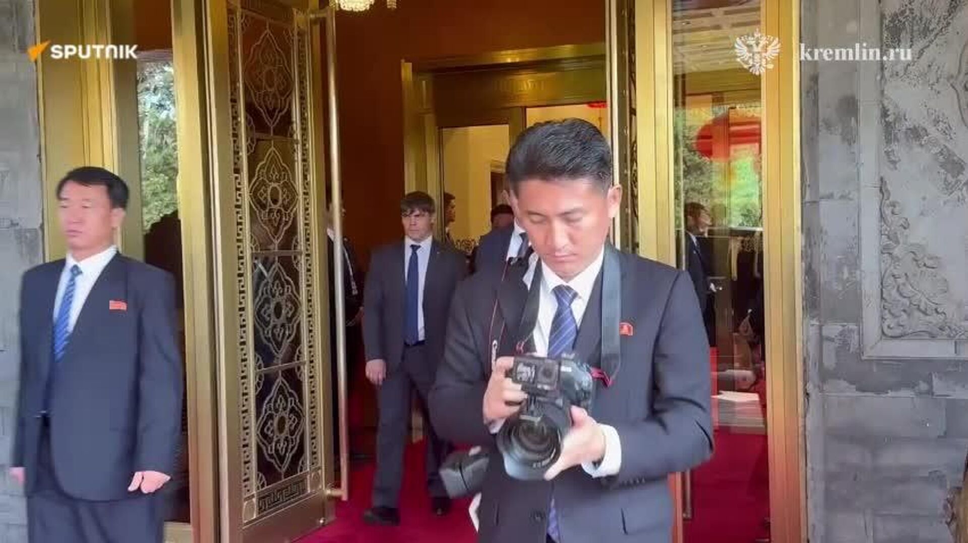 El mandatario ruso, Vladímir Putin, invita a su homólogo norcoreano, Kim Jong-un, a visitar ...