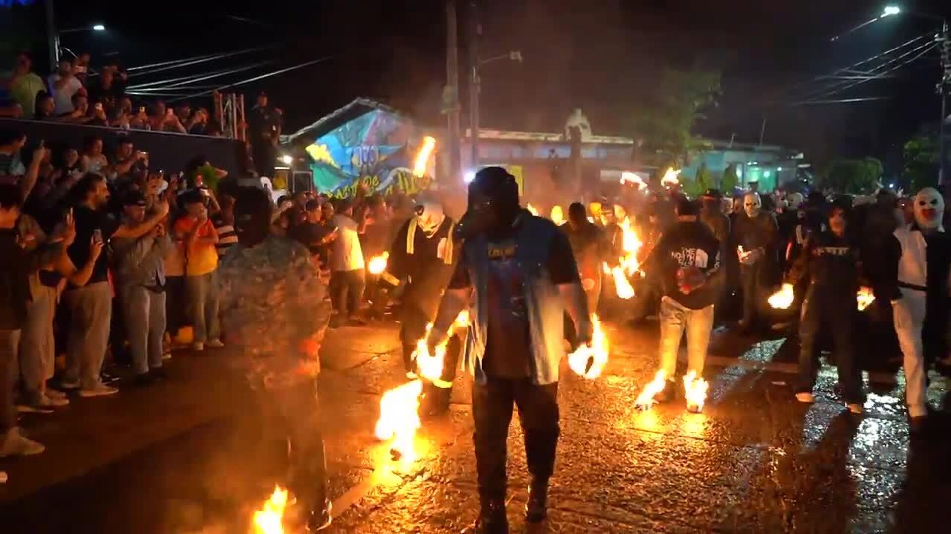 Fuego infernal en El Salvador: el festival Las Bolas de Fuego convierte las calles de la ciudad ...