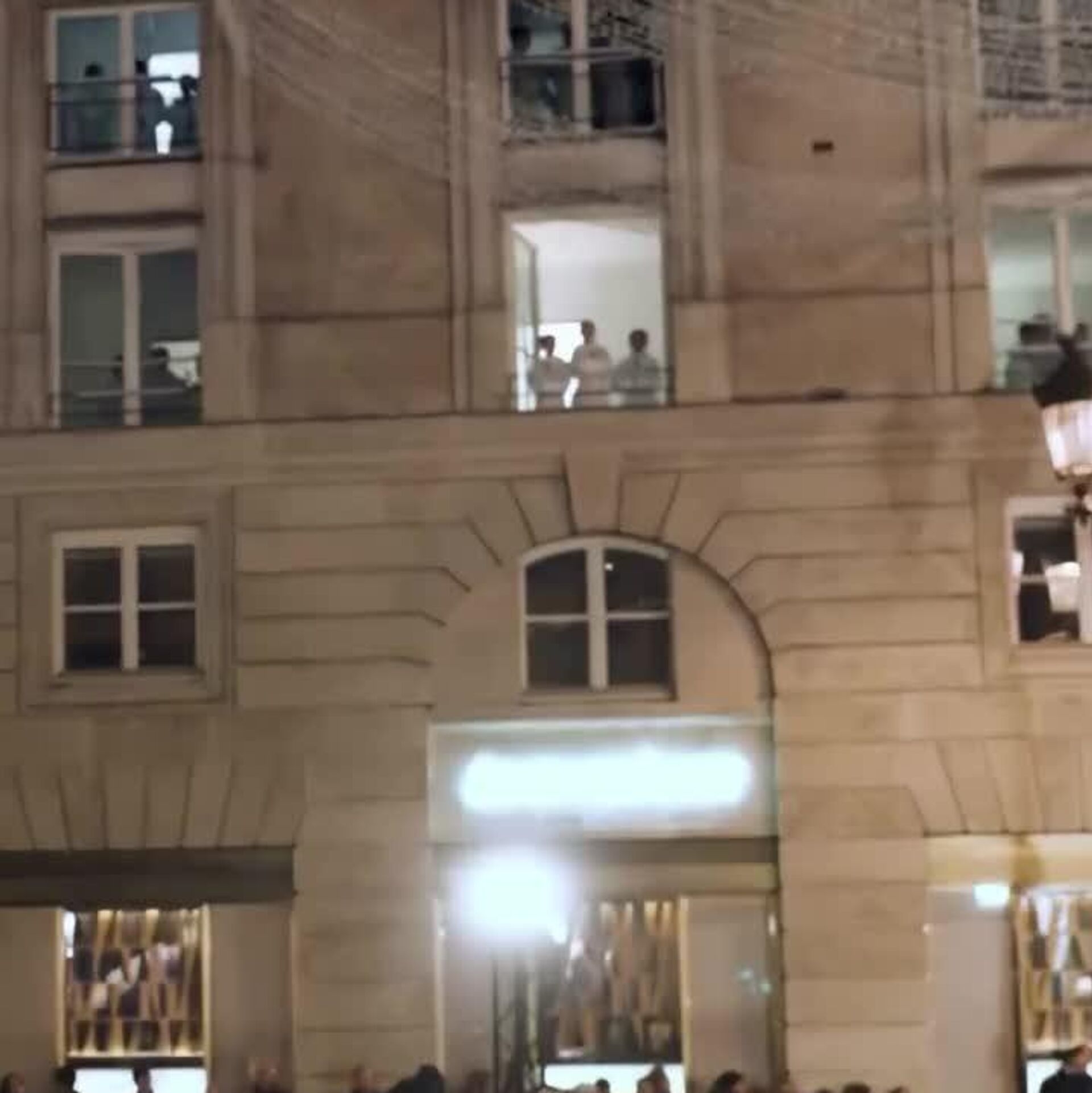 París se maravilla con una increíble presentación navideña - 25.11.2025 ...