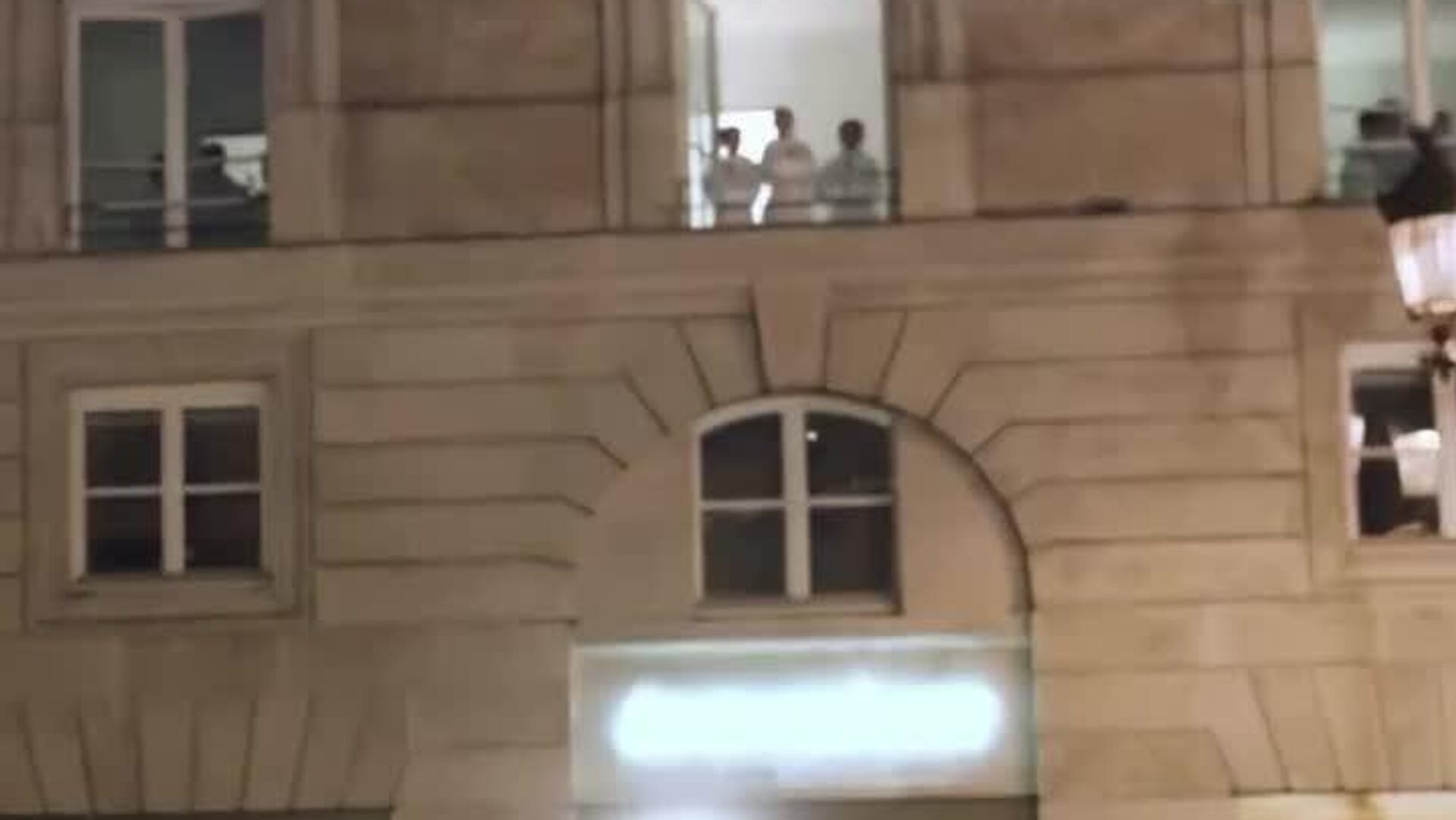 París se maravilla con una increíble presentación navideña - 25.11.2025, Sputnik Mundo