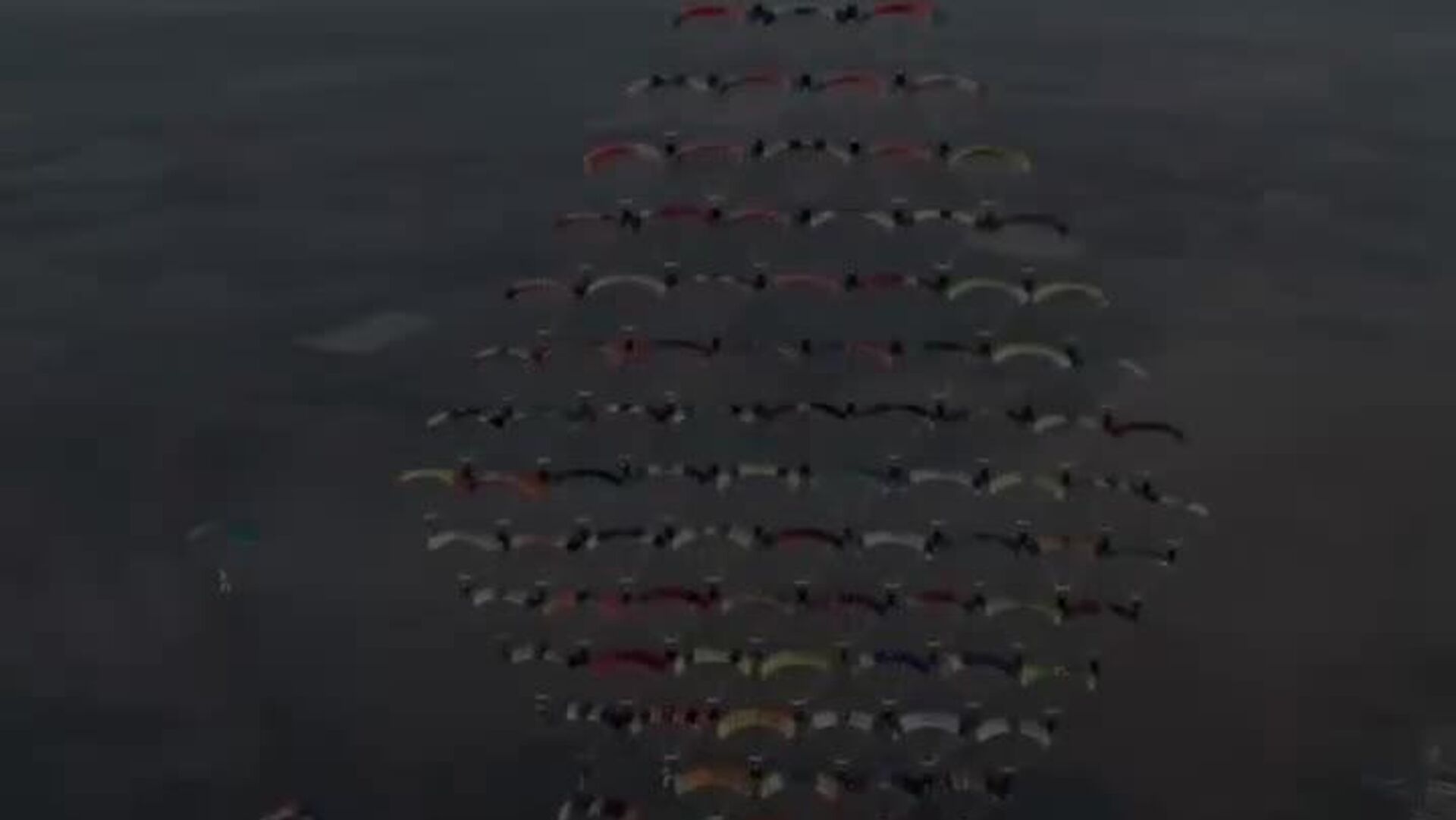 🪂 Rompiendo récords: más de cien paracaidistas confluyen en un colorido ...